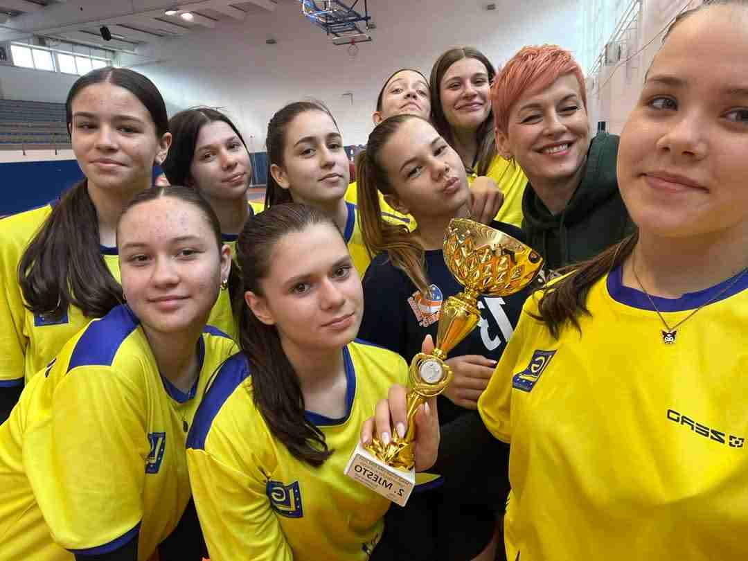 Učenice OŠ "Lukavac Grad" druge na kantonalnom takmičenju iz odbojke ...