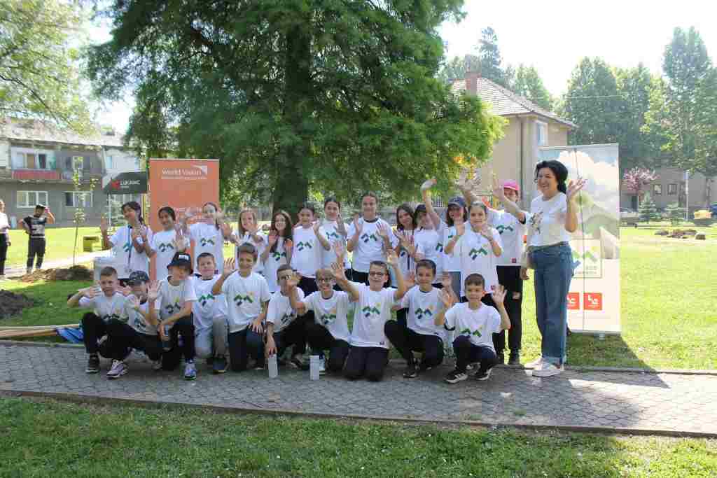 Lukavac Cement i učenici OŠ Lukavac Grad zasadili novo drveće u ...